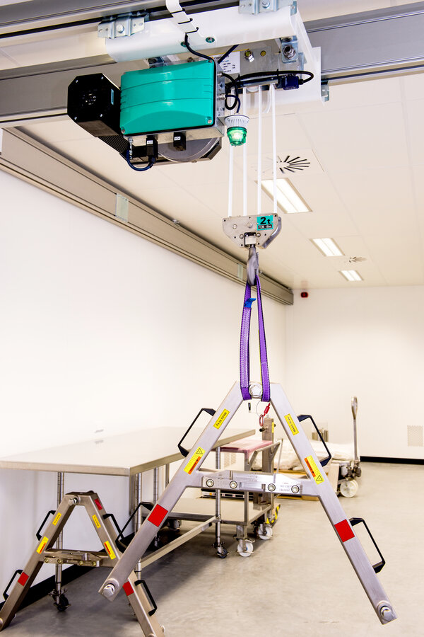 Cleanroom cranes | Mennens Belgium