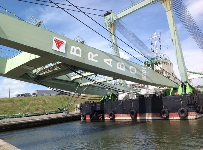 Precisiewerk: vervanging staal- en strijkkabels drijvende hijsbok ...